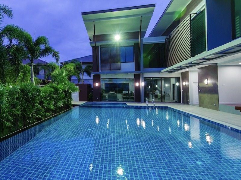 Our Guide To Designing The Right Swimming Pool For Your Home